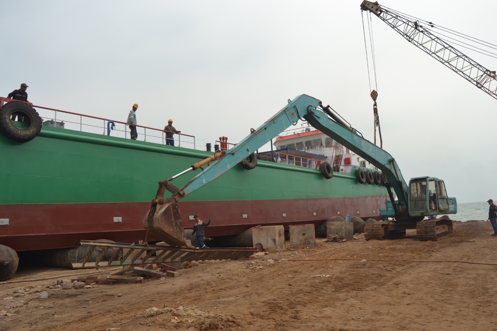 Proses Launching Kapal SPOB. Tameda 5