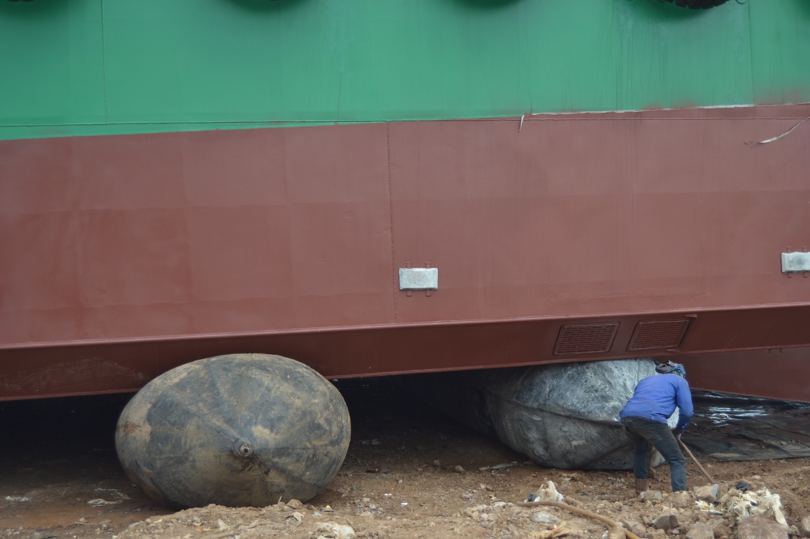 Proses Launching Kapal SPOB. Tameda 5